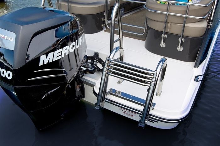 2015 Bayliner Element XR7 Deck Boat Boat Review - BoatDealers.ca