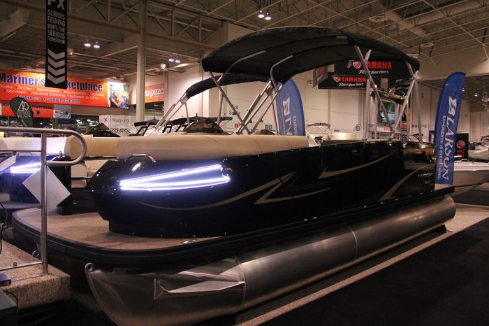 2015 Larson Escape RT Cruise 2200 Pontoon Boat Review - BoatDealers.ca