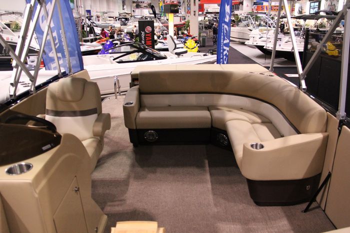 2015 Larson Escape RT Cruise 2200 Pontoon Boat Review - BoatDealers.ca
