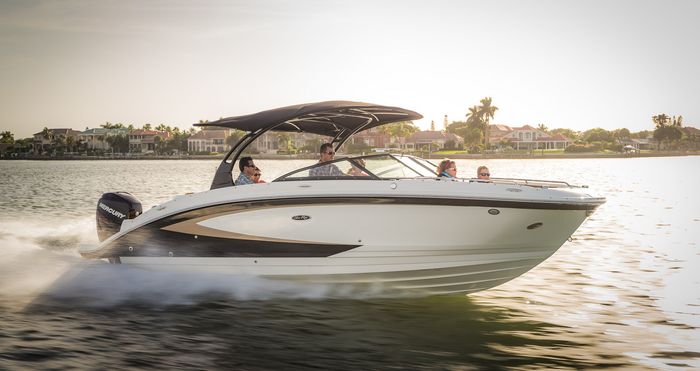 2015 Sea Ray 270 Sundeck Outboard Deck Boat Boat Review - BoatDealers.ca