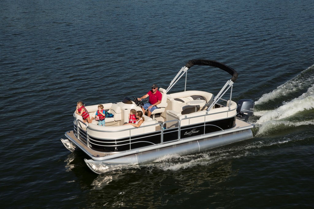 2015 Sunchaser Classic Cruise 8520 LR Pontoon Boat Review - BoatDealers.ca