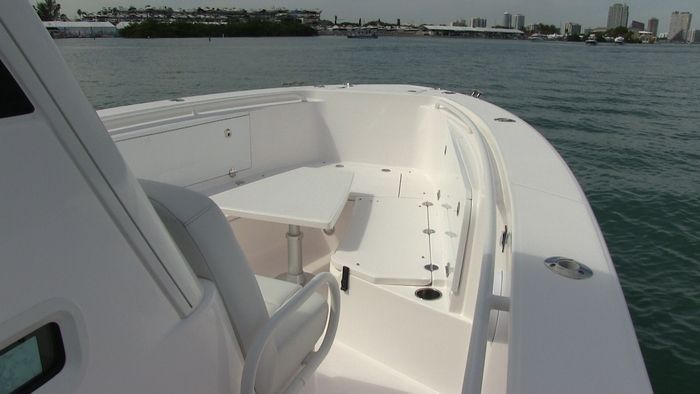 2016 Everglades 325cc Center Console Boat Review - BoatDealers.ca