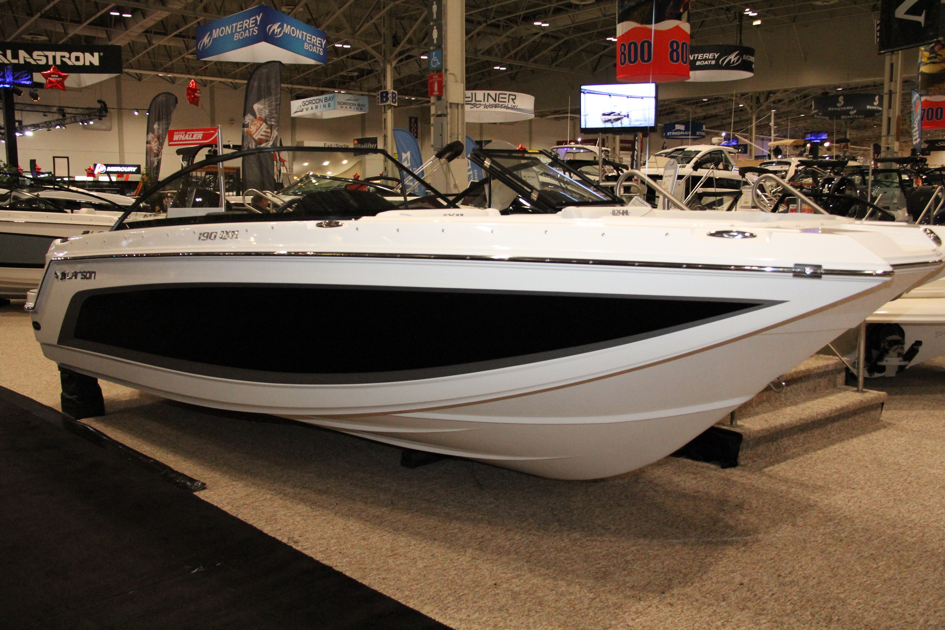 2016 Larson LXH 190 OB Bowrider Boat Review - BoatDealers.ca