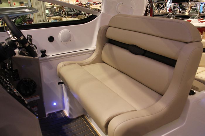 2017 Rinker 370EX Cruisers Boat Review - BoatDealers.ca