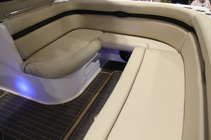 2017 Rinker 370EX Cruisers Boat Review - BoatDealers.ca