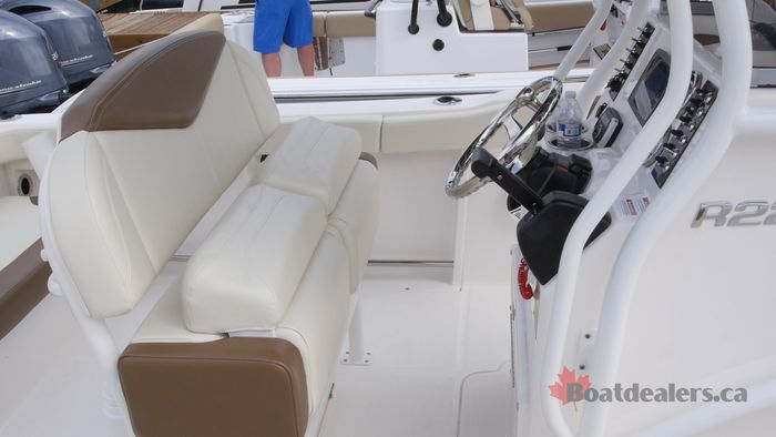 2017 Robalo R222 ES Center Console Boat Review - BoatDealers.ca
