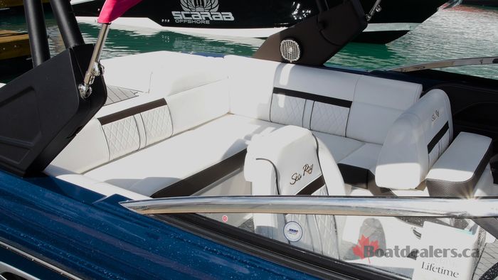 2017 Sea Ray SLX-W 230 Ski and Wakeboard Boat Review - BoatDealers.ca