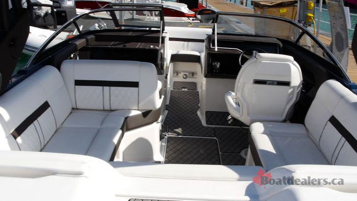 2017 Sea Ray SLX-W 230 Ski and Wakeboard Boat Review - BoatDealers.ca