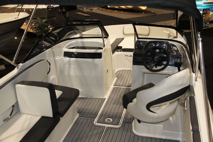 2019 Bayliner VR4 OB Bowrider Boat Review - BoatDealers.ca