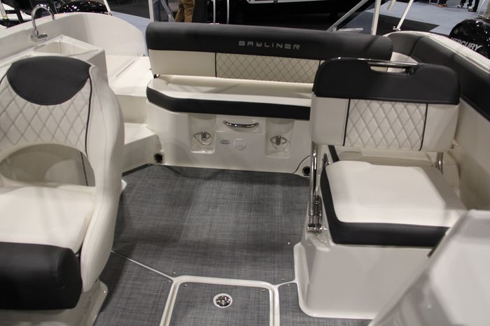 2020 Bayliner DX2250 Deck Boat Boat Review - BoatDealers.ca