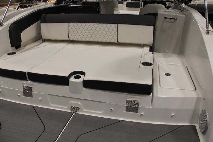 2020 Bayliner DX2250 Deck Boat Boat Review - BoatDealers.ca