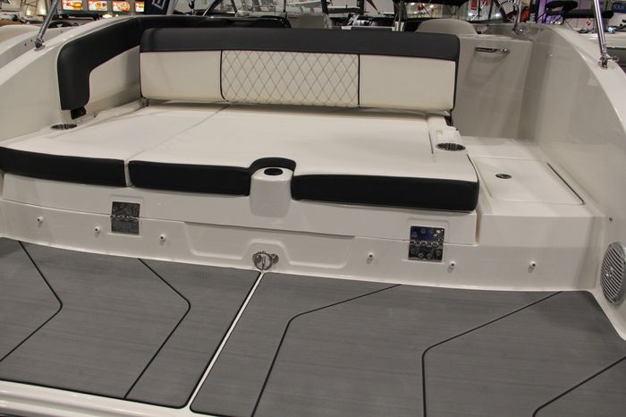 2020 Bayliner DX2250 Deck Boat Boat Review - BoatDealers.ca