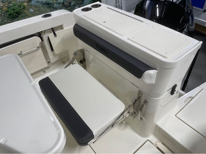 Trophy T23 Pilothouse WITH BOW THRUSTER! 2025 New Boat for Sale in London, Ontario - BoatDealers.ca
