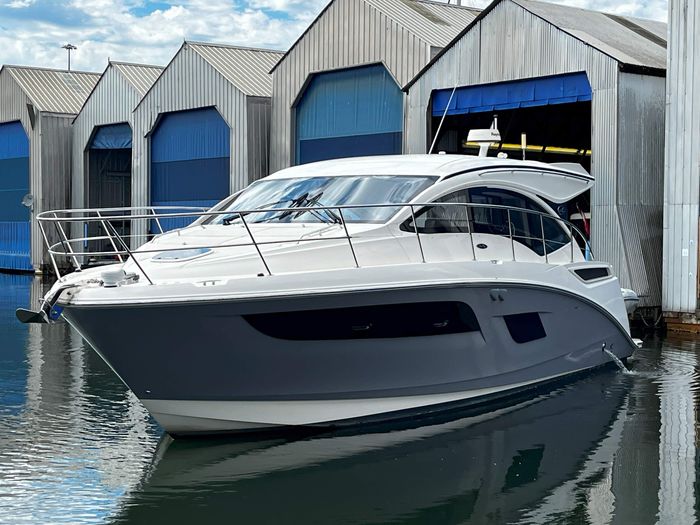Sea Ray Sundancer 400 2018 Used Boat for Sale in North Vancouver ...