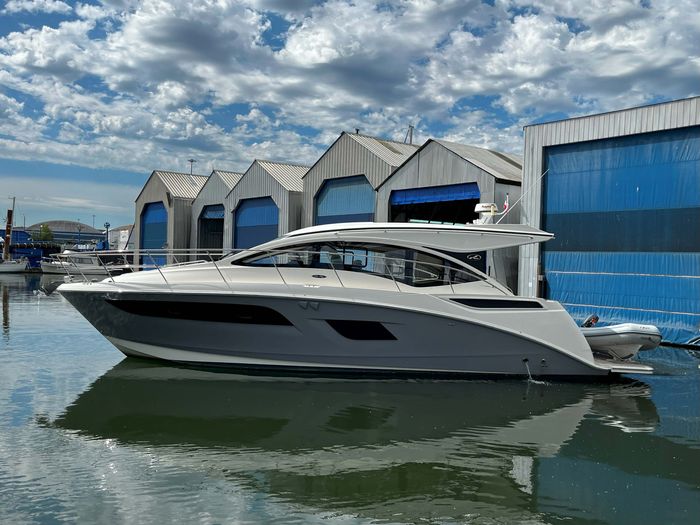 Sea Ray Sundancer 400 2018 Used Boat for Sale in North Vancouver ...